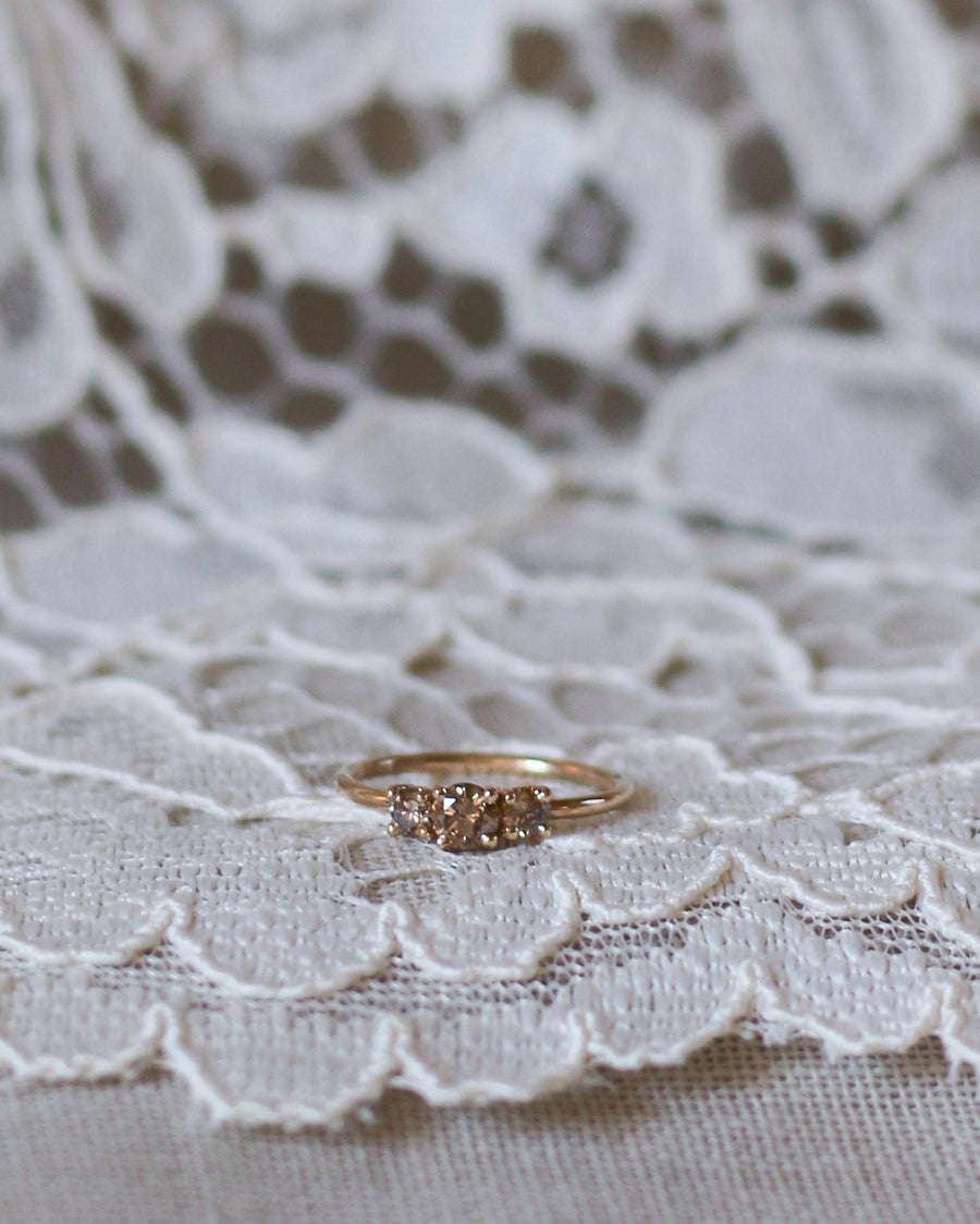 Edith Ring 0.47 CT Med Mörka Chokladdiamanter – mumbaistockholm